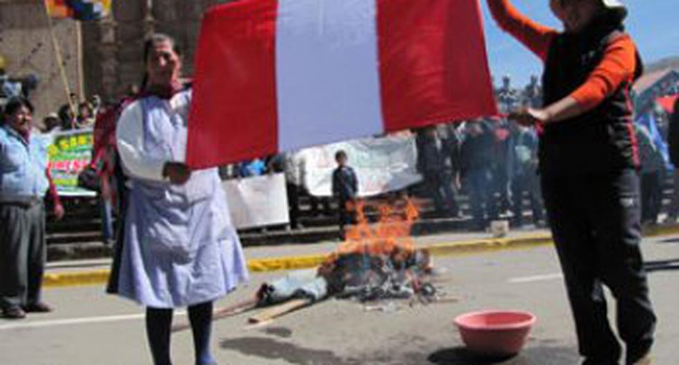Queman ataúd y lavan la bandera en protesta | PERU | CORREO