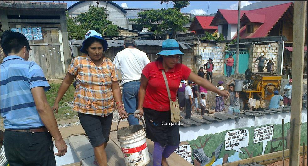Madres de familia cargan latas de cemento para techar aulas | PERU | CORREO