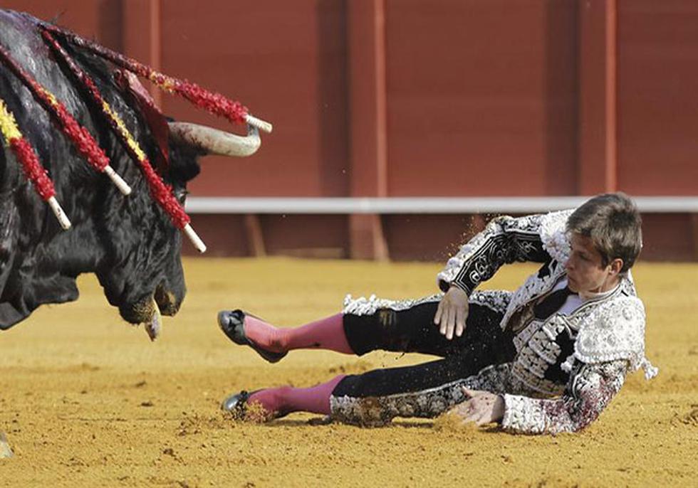 Torero "El Juli" es herido gravemente por el primer toro del festejo de ...