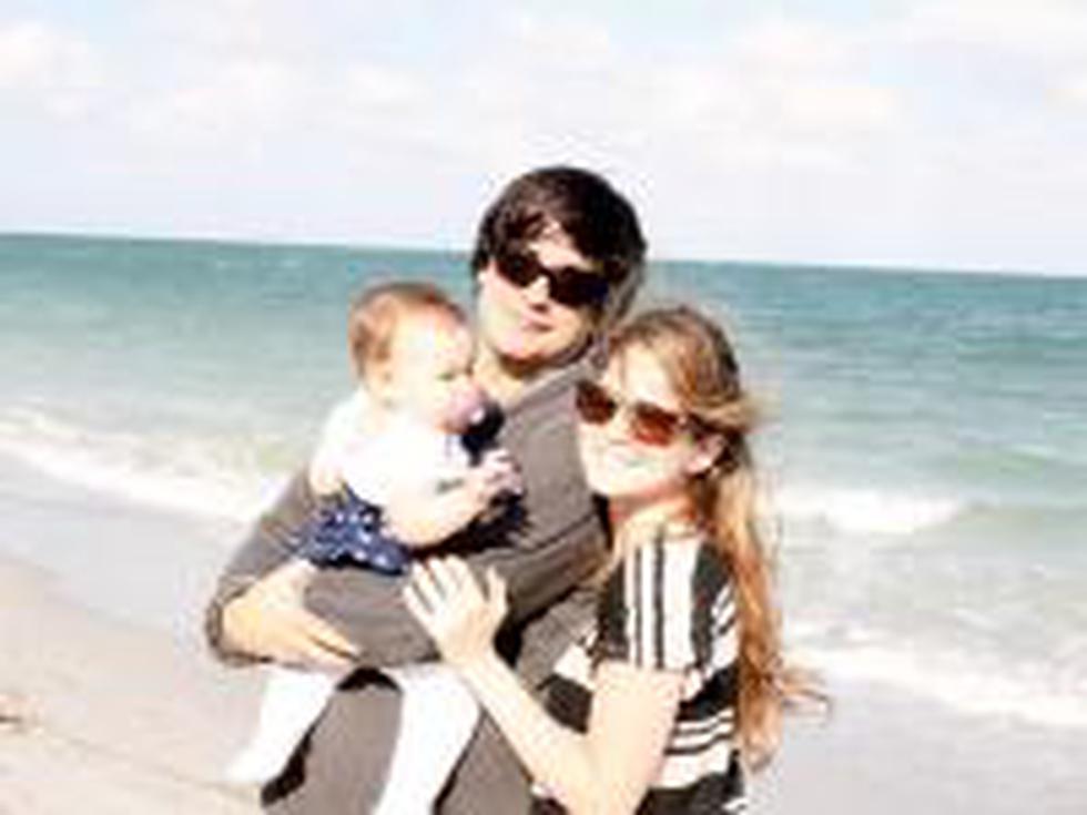 Jaime Bayly pasea con su bebé por la playa | ESPECTACULOS | CORREO