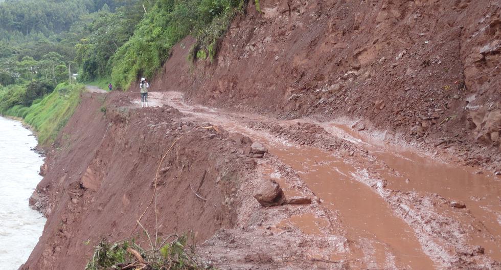 Deslizamiento de tierra y lodo bloquea carretera y lluvias impiden ...