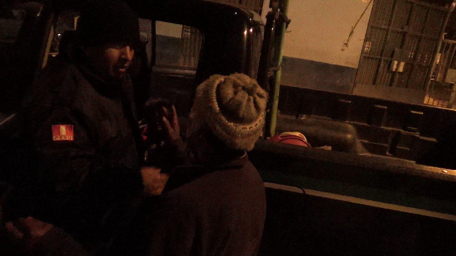 Anciano ebrio dormía en la calle con bebé en los brazos (VIDEO) | PERU ...