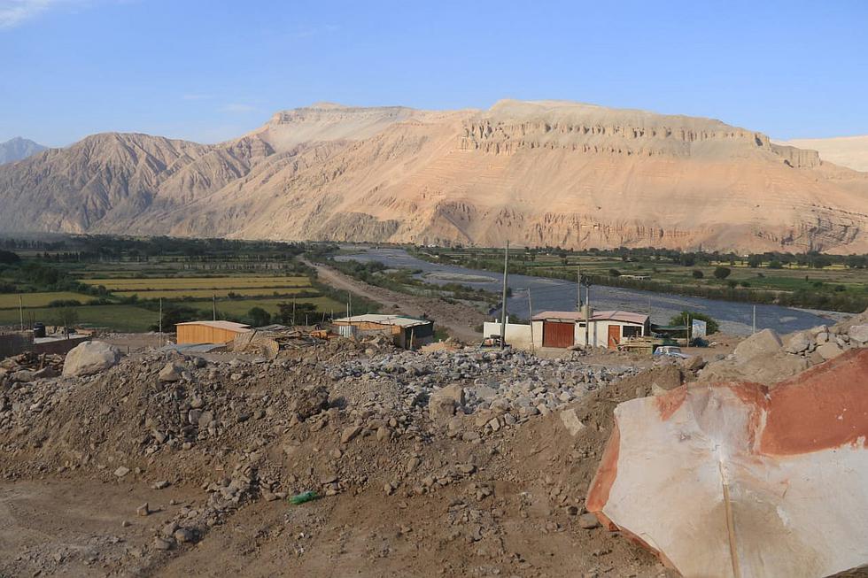 Ministro de Defensa visita a damnificados por huaico en Aplao | EDICION ...