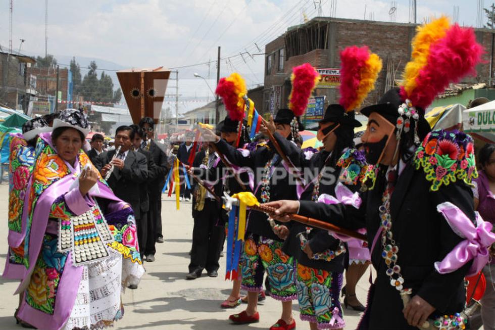 Con coloridas danzas fieles le rinden homenaje a la Mamacha Cocharcas ...