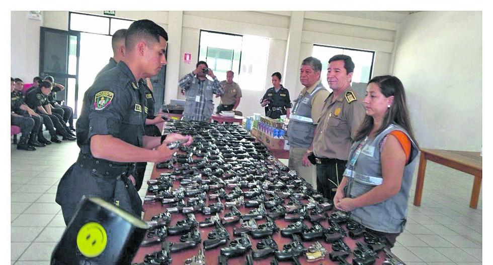 Sucamec dona 330 armas y 800 municiones a la Escuela de la Policía ...