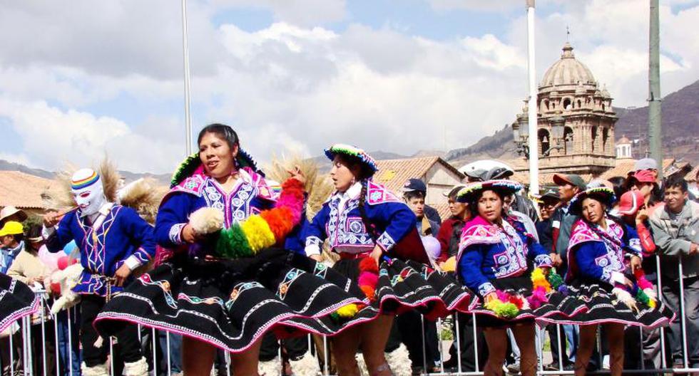 Instituciones públicas y privadas saludan a Cusco en desfile | PERU ...