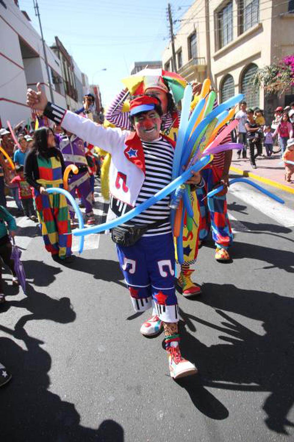 Payasos celebraron su día marchando por las calles (FOTOS) | PERU | CORREO