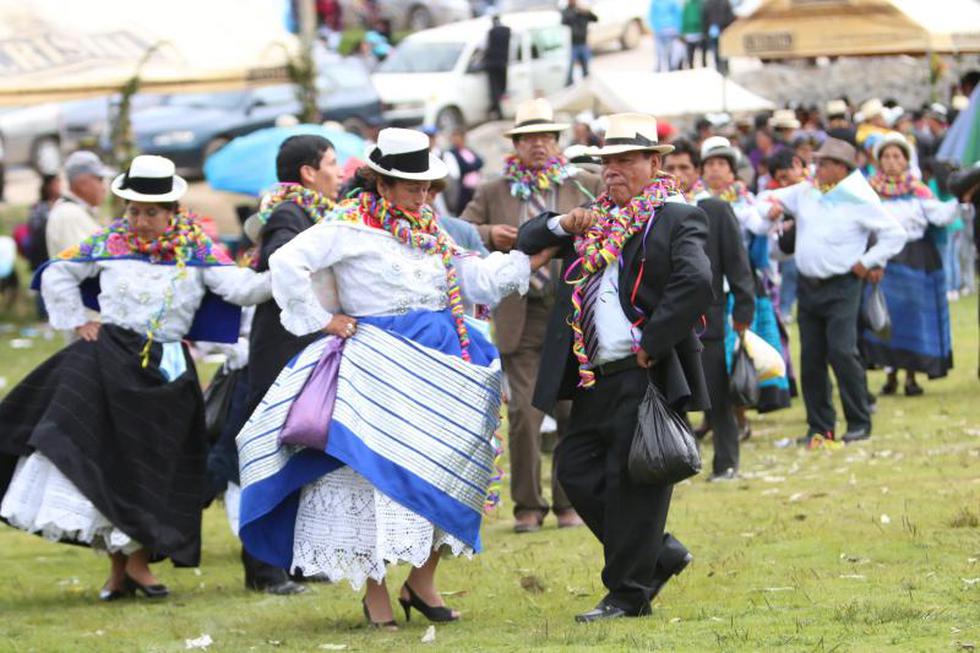 Vea la singular batalla de las Flores en Paccha (FOTOS) | PERU | CORREO