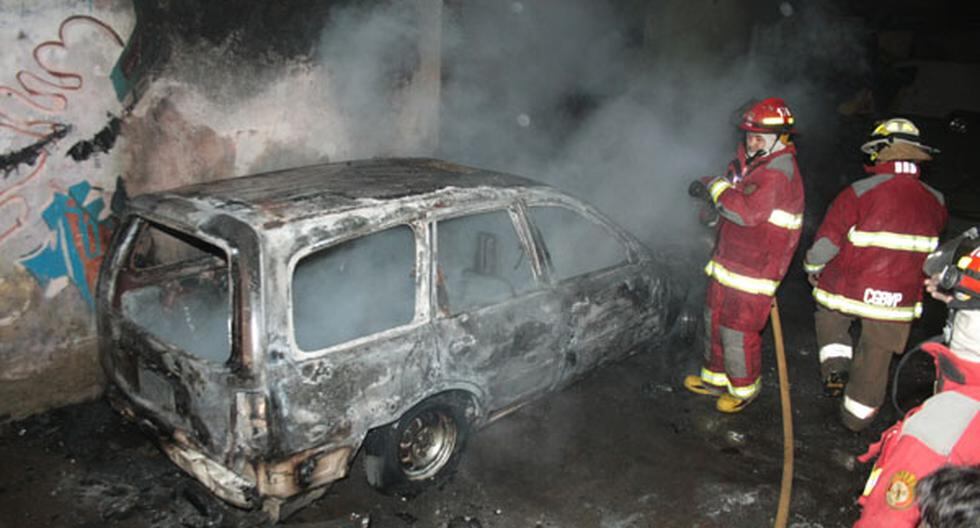 Automóvil se incendia en el Cerro El Pino | PERU | CORREO