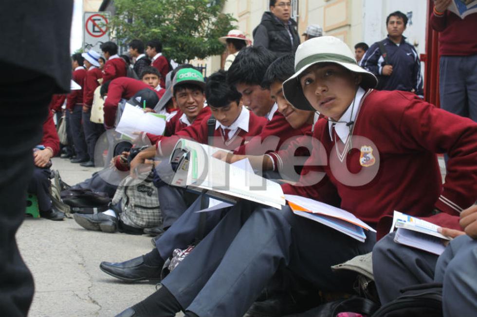Miles de alumnos hacen clases en plena calle (VIDEO) | PERU | CORREO