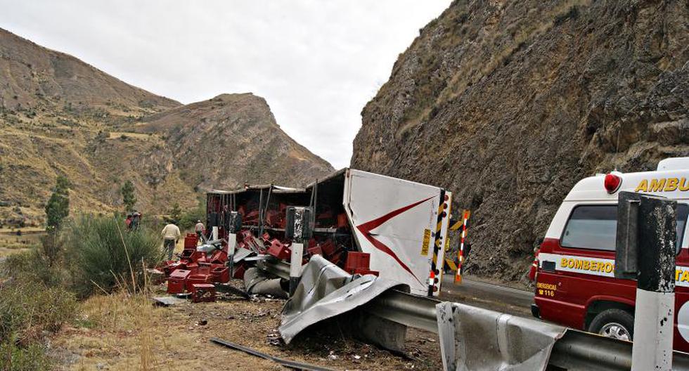 Trailer choca contra un cerro y causa congestión | PERU | CORREO