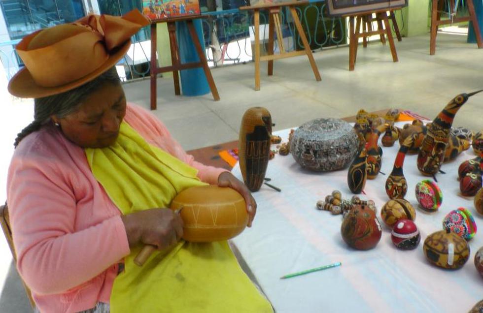 Artesanía y exposición por Día del Folklore | PERU | CORREO