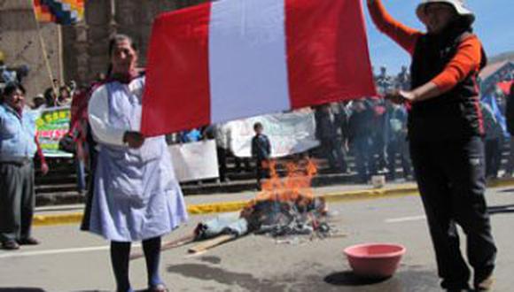 Queman ataúd y lavan la bandera en protesta | PERU | CORREO