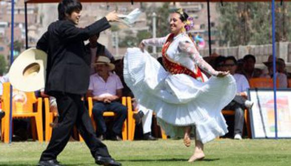 Gracia y colorido en concurso de marinera | PERU | CORREO