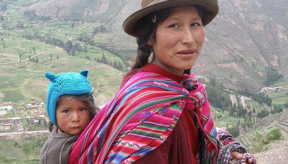 Lliclla: origen del colorido manto de las madres peruanas que cargan ...