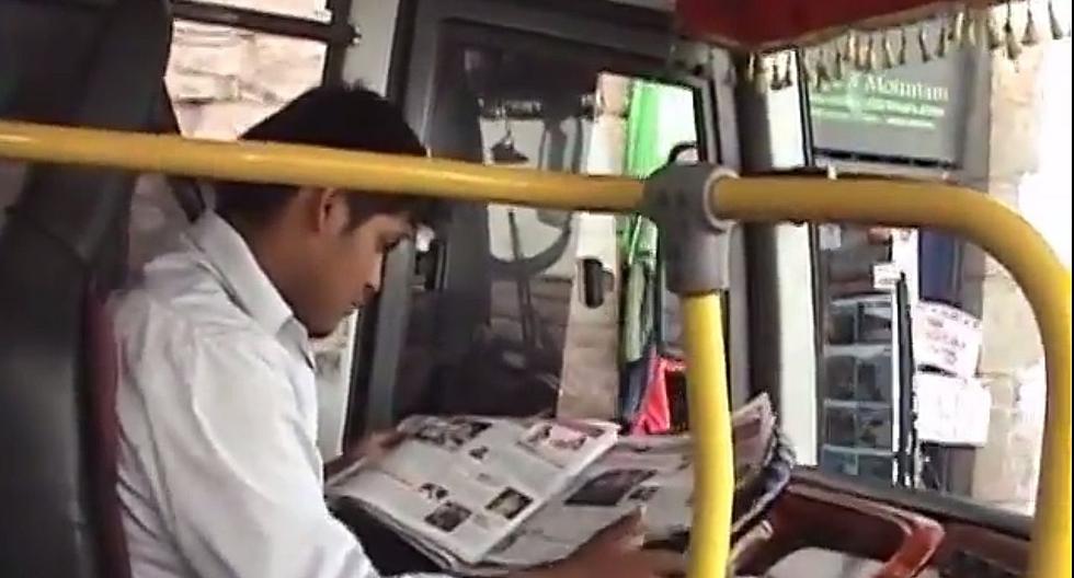 Chofer de bus no despega la vista de su diario mientras maneja por ...