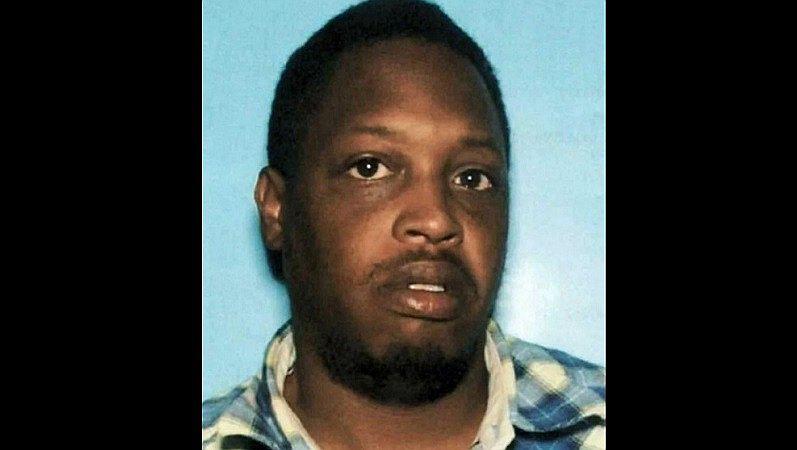 Hombre disparó en la cabeza de su novia y retornó para ayudarla después ...