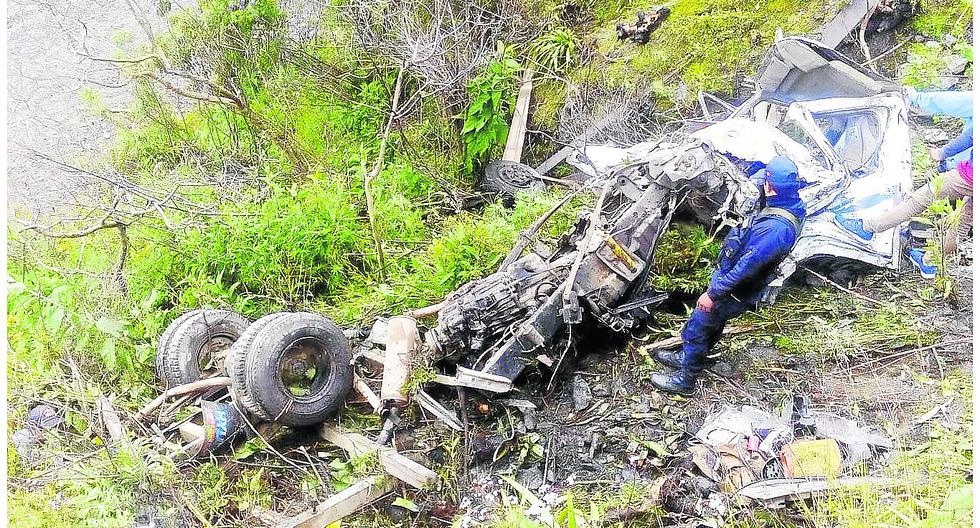 Pista se rompe y camión cae al abismo con cinco a bordo y una mujer ...