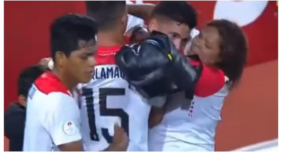 Perú vs Bolivia: mamá de Yuriel Celi se metió a la cancha para celebrar ...
