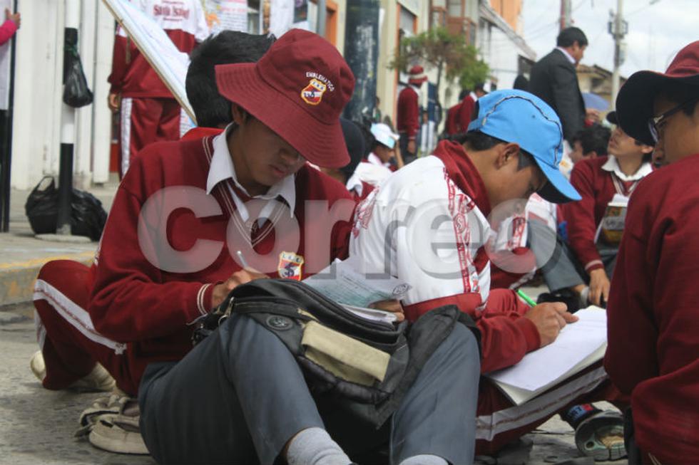 Miles de alumnos hacen clases en plena calle (VIDEO) | PERU | CORREO