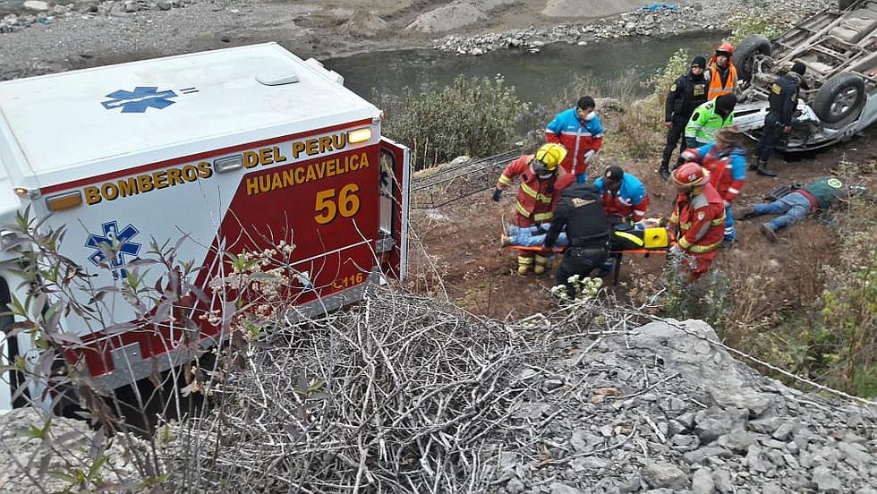 Camioneta se voltea y deja a dos heridos | EDICION | CORREO