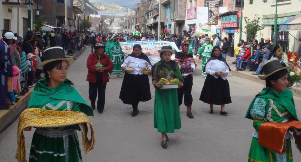 Inauguran exposición de paños | PERU | CORREO