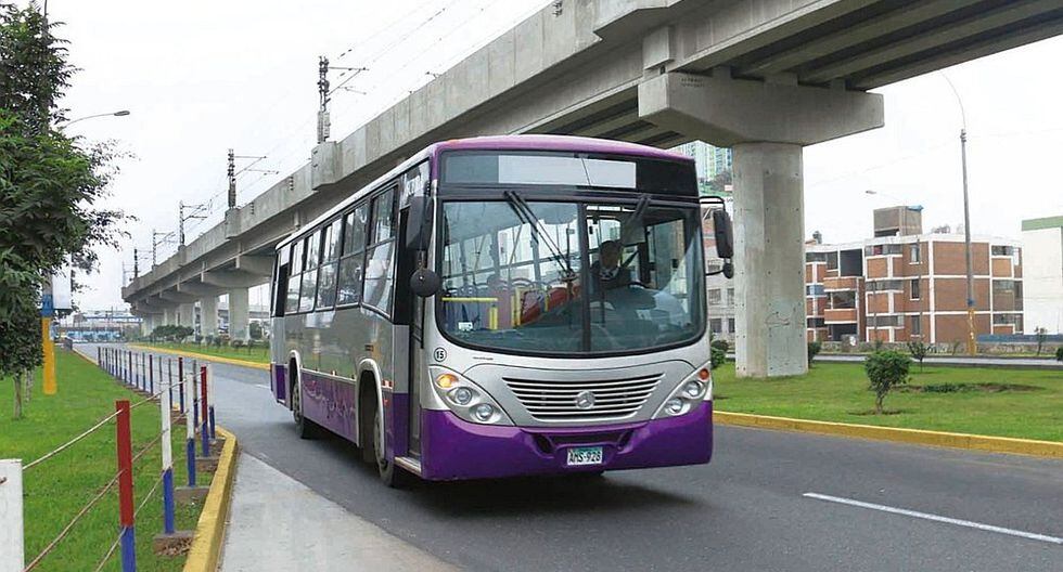 Lima: Bus del corredor morado invade área verde en plena congestión ...