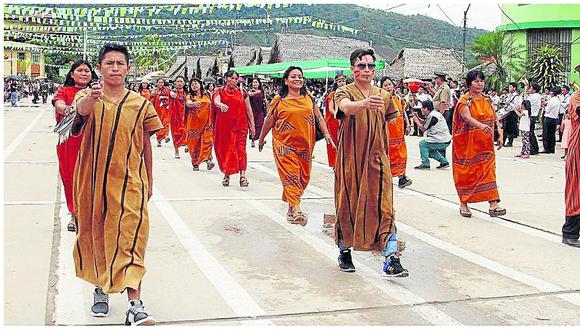 Nativos se lucen con cushma en desfile por aniversario de Pichanaki ...