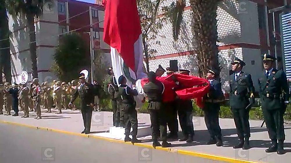 Para no creer: Driza que sujeta la Bandera se rompe en plena ceremonia ...
