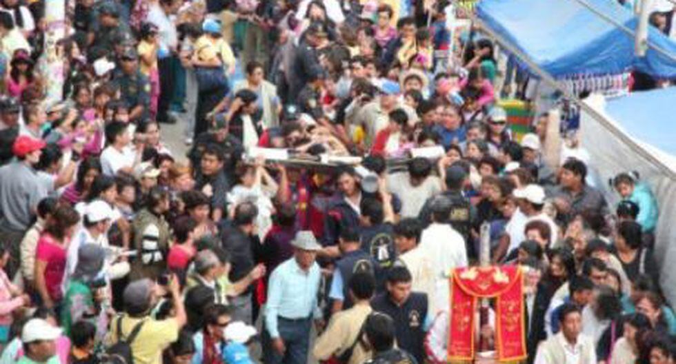 Perú: Multitud acompaña a Cruz de Motupe en peregrinación | NOTICIAS ...