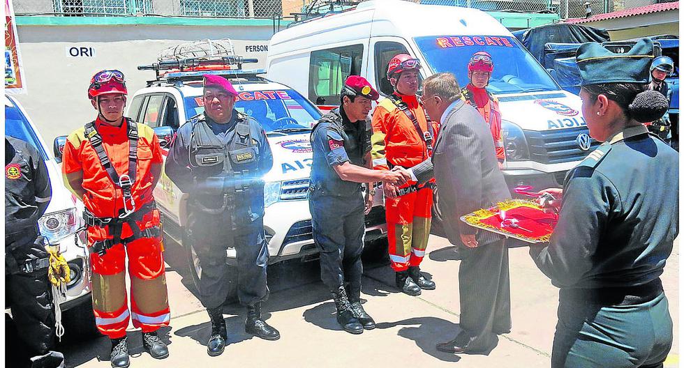PNP entrega patrulleros y motos renovados para rescatistas y comisarías ...