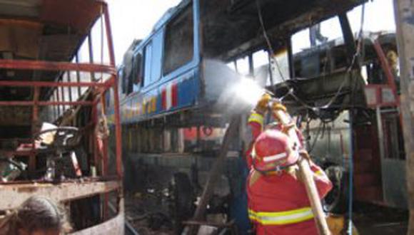 Bus se incendia por culpa de una vela | PERU | CORREO