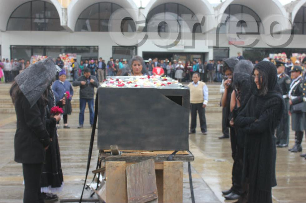 Viudas y pandillas lloran en funerales del "Rey Momo" (FOTOS) | PERU ...