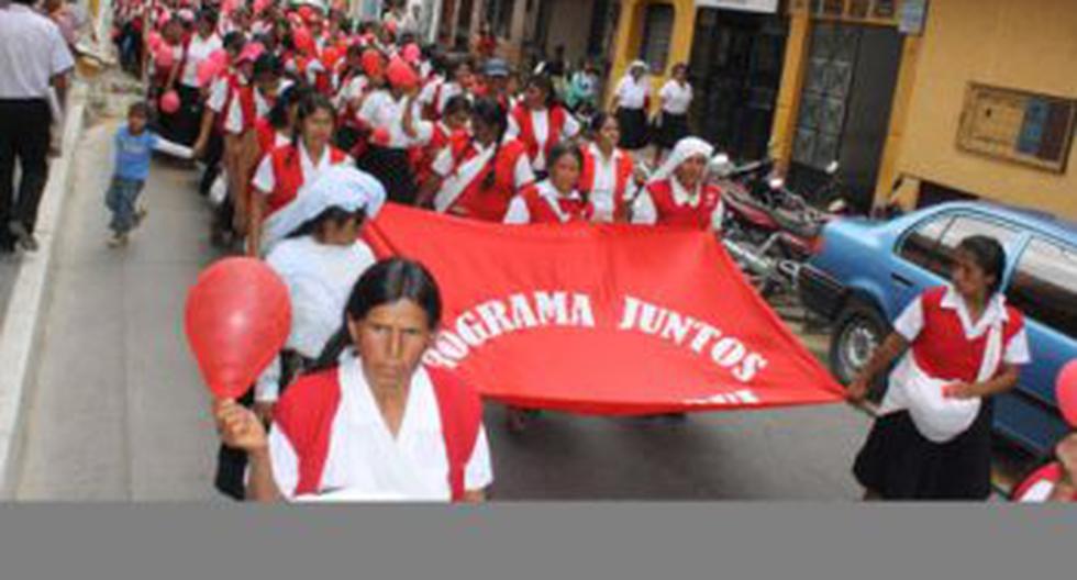 Beneficiarios salen en un colorido pasacalle | PERU | CORREO