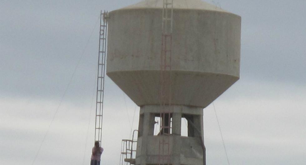 Interno trepó a pozo elevado para que escuchen sus demandas | PERU | CORREO