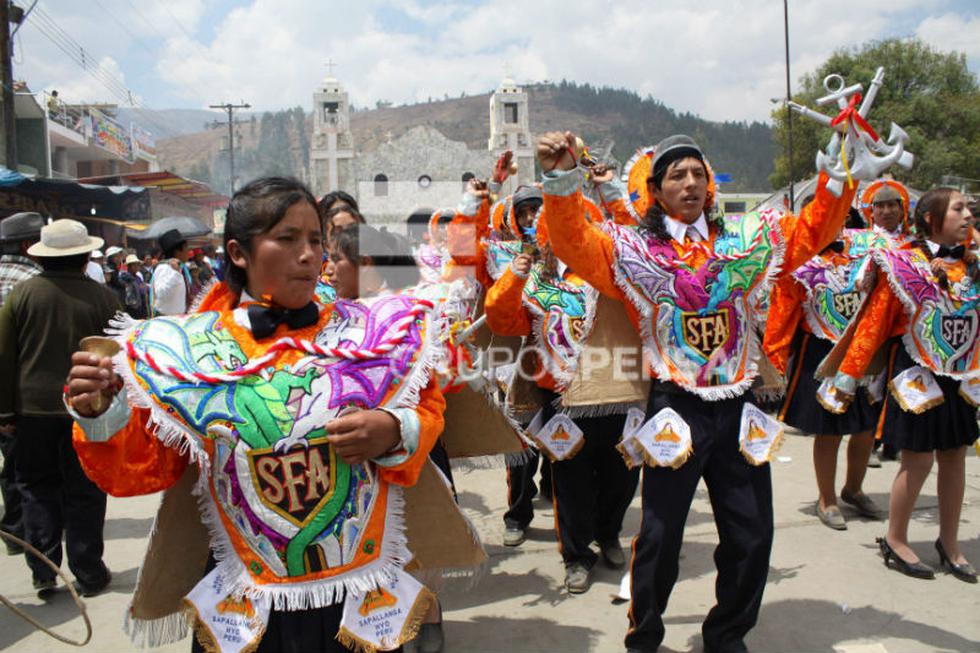 Con coloridas danzas fieles le rinden homenaje a la Mamacha Cocharcas ...