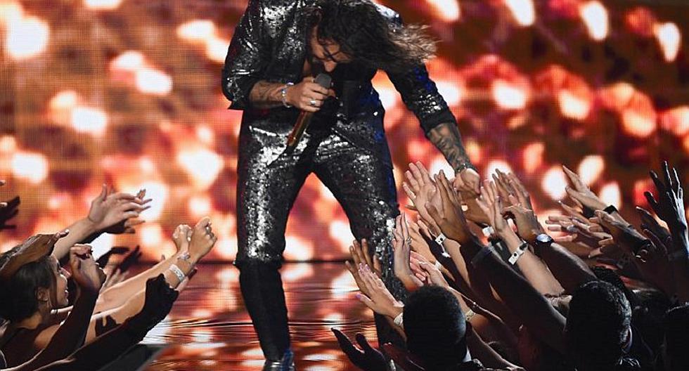Maluma dio un beso a su bailarina durante su presentación en MTV VMA ...
