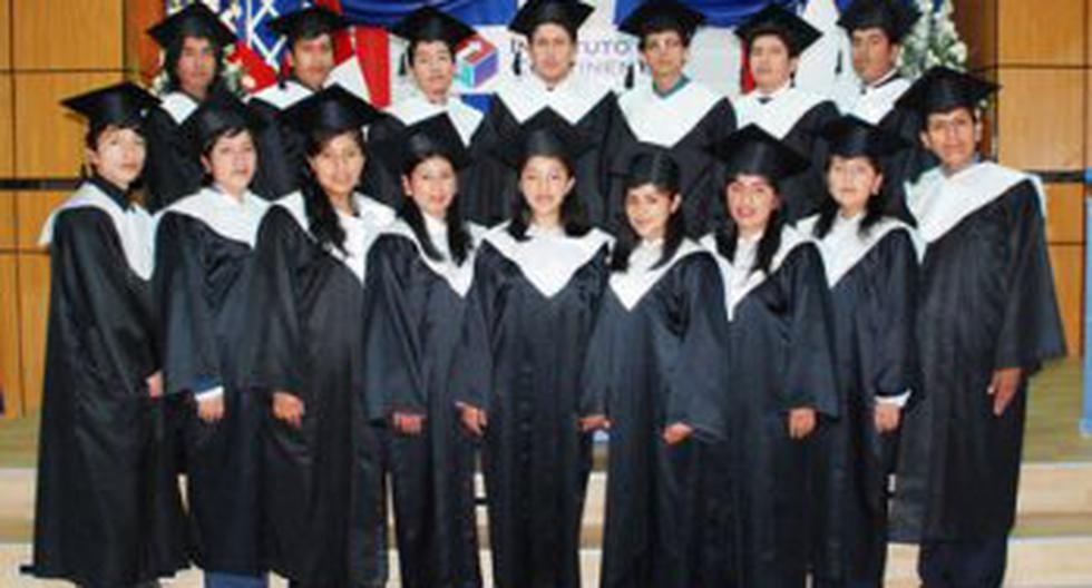 Promoción se gradúa en instituto | PERU | CORREO