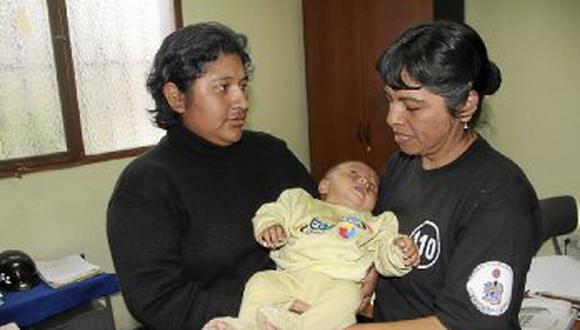 Mujer indigente entrega a su niño de siete meses a serena | PERU | CORREO